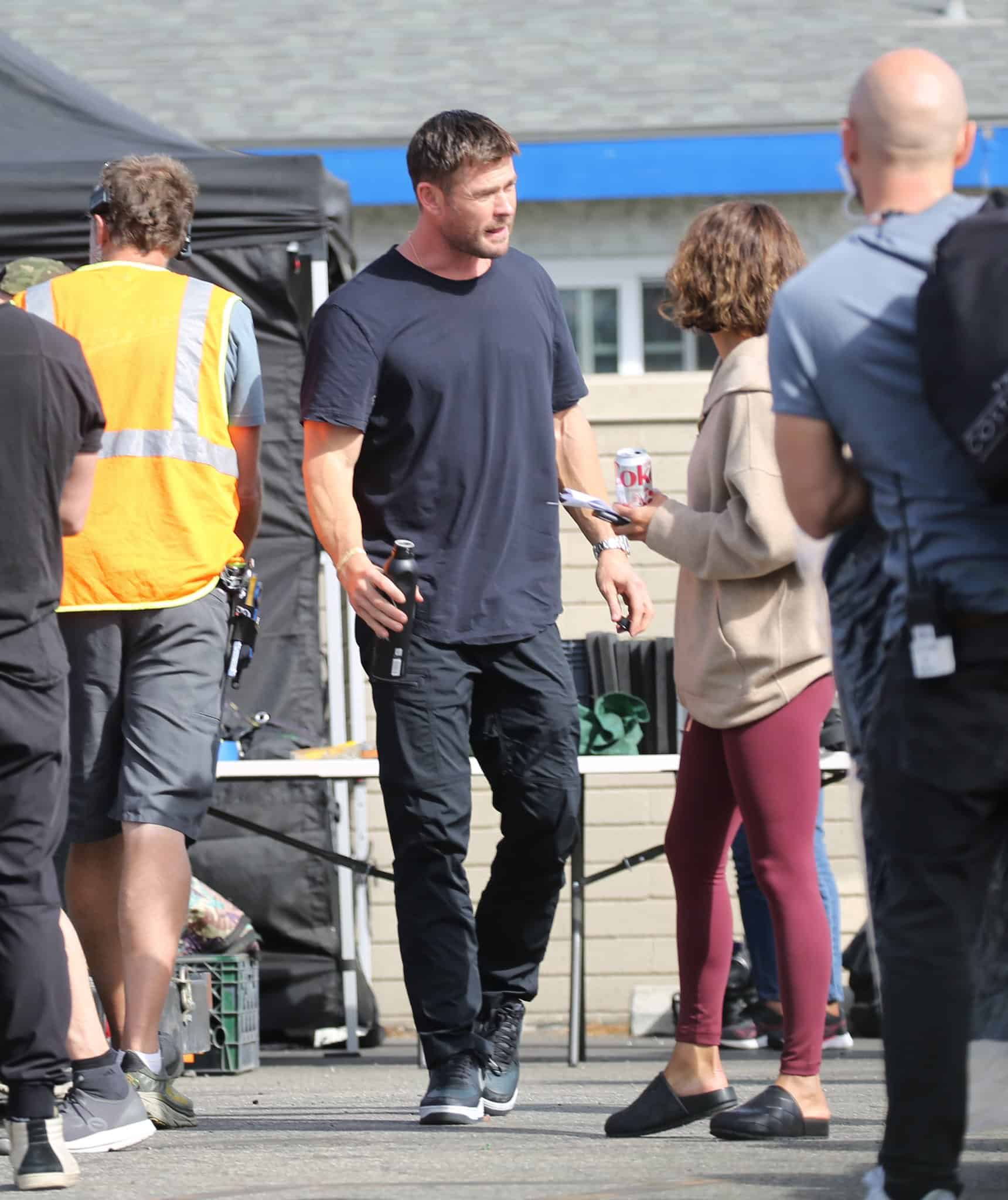 Chris Hemsworth, Halle Berry, and Mark Ruffalo Spotted on Set of Bart ...