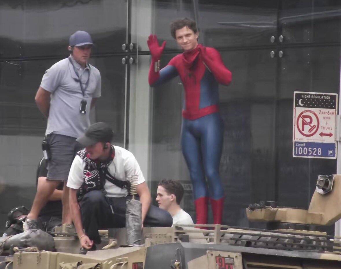 New Set Images of Tom Holland’s Full Spider-Man Look Wearing Mask Leak ...